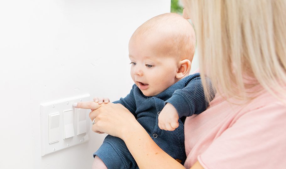 The benefits of a light switch for babies | Lovevery