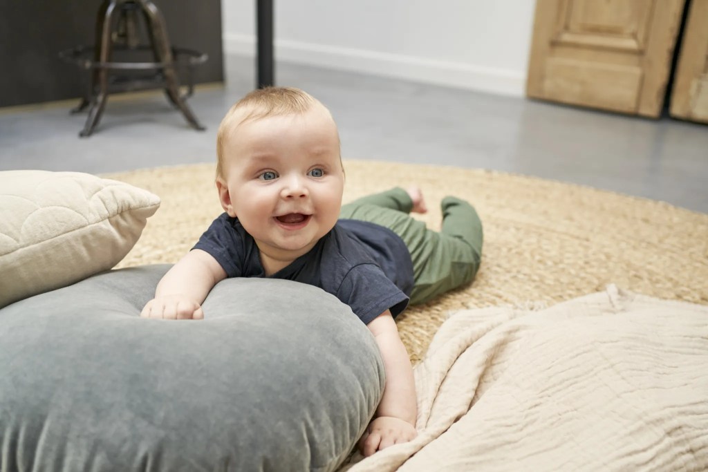 When babies start to scoot and crawl | Lovevery