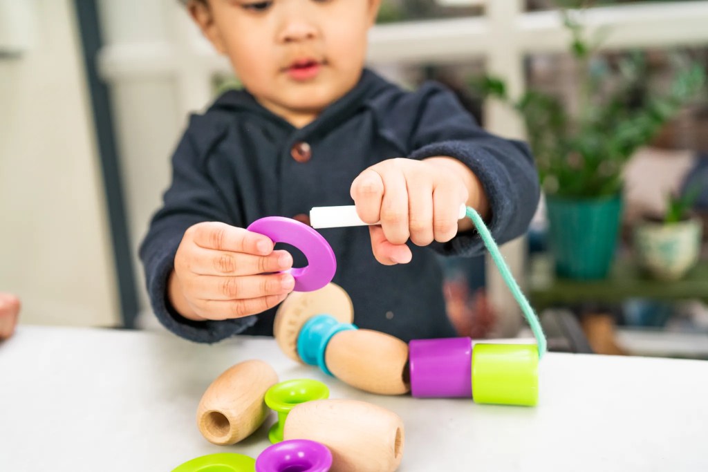 8 fine motor pincer grasp activities for toddlers | Lovevery